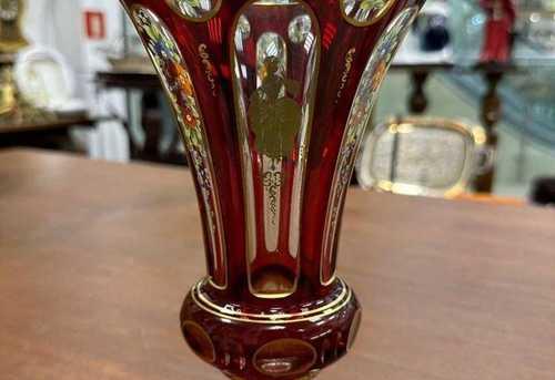 Прекрасная антикварная ваза рубинового цвета