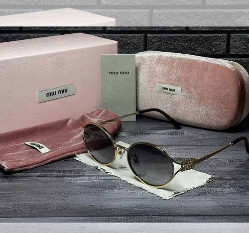 Солнцезащитные очки Miu Miu