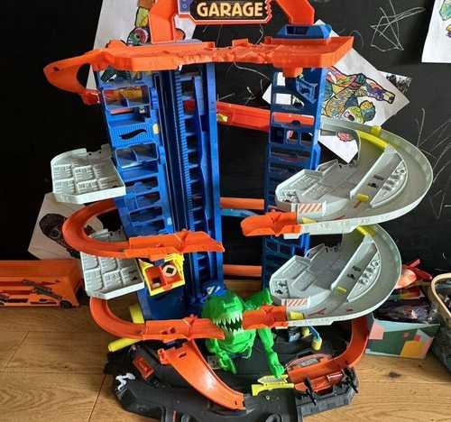 Трек Невообразимый гараж Hot Wheels GJL14