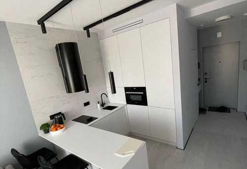 Кухня угловая белая в квартиру студию
