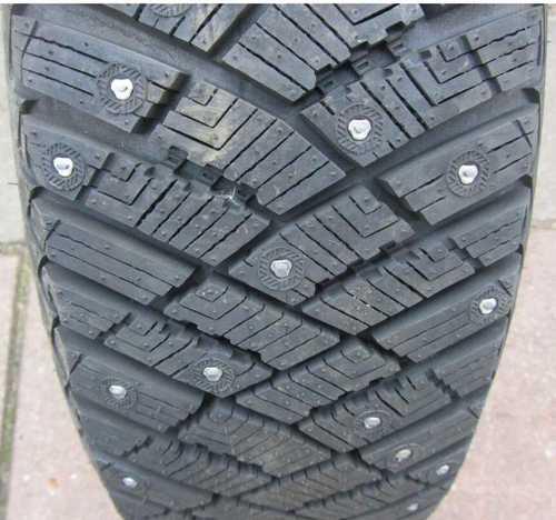 Goodyear 4x4 UG Ice Navi 195/50 R16 88T