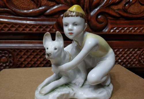 Фарфоровая статуэтка Мальчик с собакой, лфз