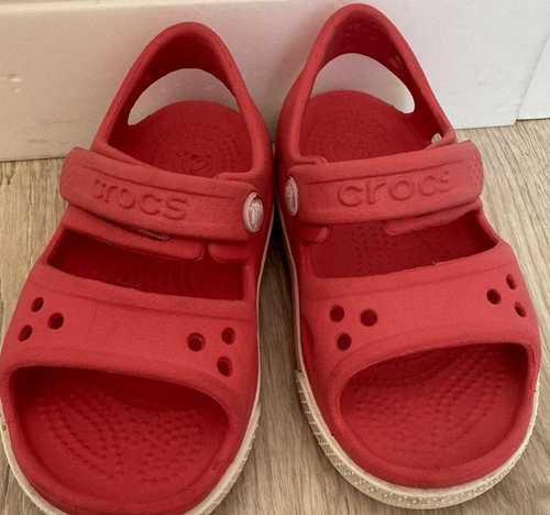 Сандалии для девочки crocs