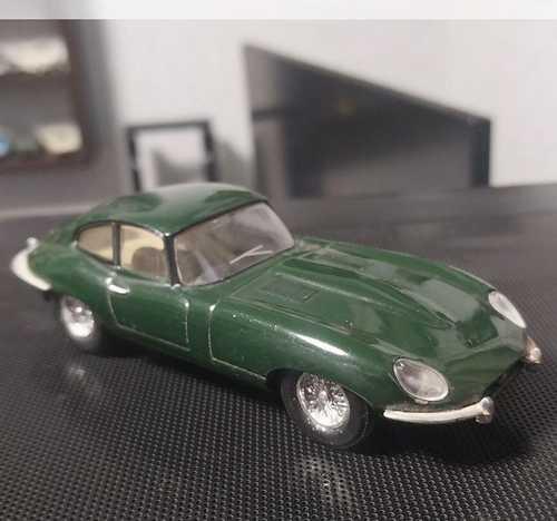 Модель автомобиля jaguar e-type 1/43