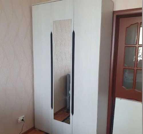 Шкаф в спальню с зеркалом