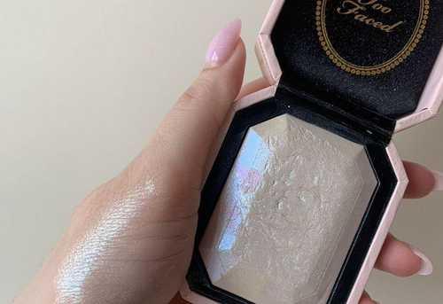 Too faced хайлайтер