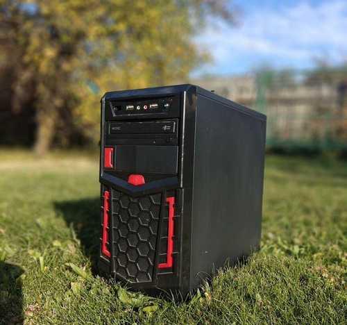 Core i7 (Xeon) 32GB / RX 580 8GB / SSD