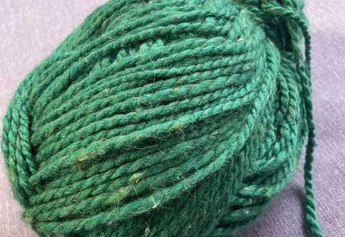 Нитки для вязания зеленые
