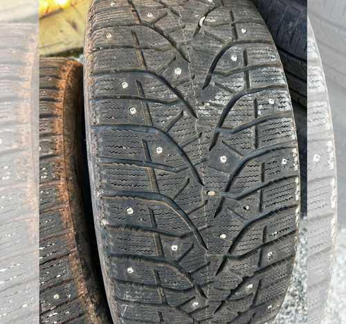 Bridgestone Blizzak Spike-02 215/45 R17