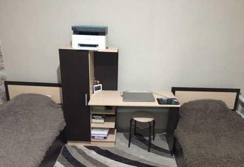 Компьютерный стол и кровати