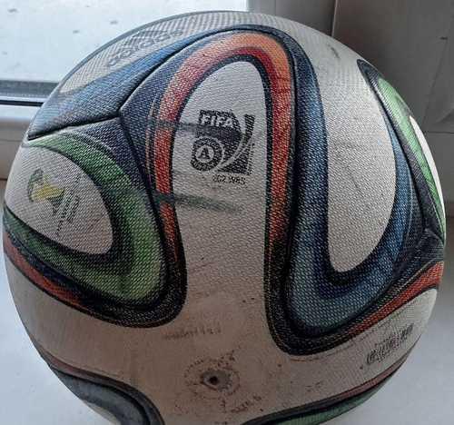 Футбольный мяч adidas brazuca