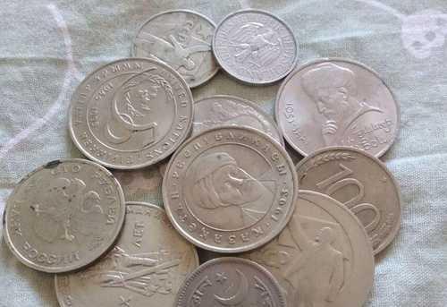 Кучка старинных монет разных эпох