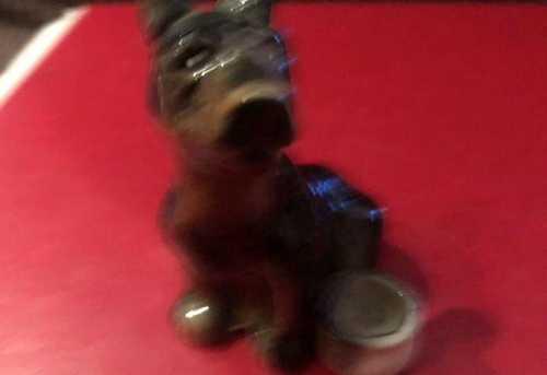 Фарфоровая статуэтка Собака с миской