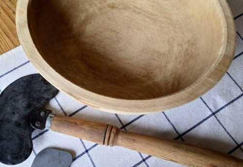 Старинная сечка и деревянная миска