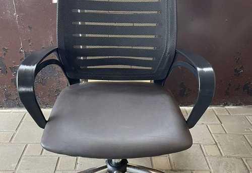 Компьютерное кресло с элементом кочания