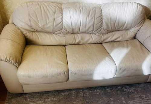Кожаный диван с креслом