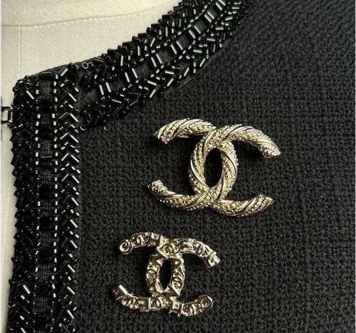 Брошь Chanel Uniform