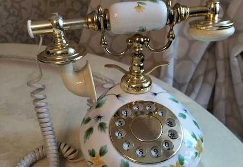 Старинный телефон кнопочный