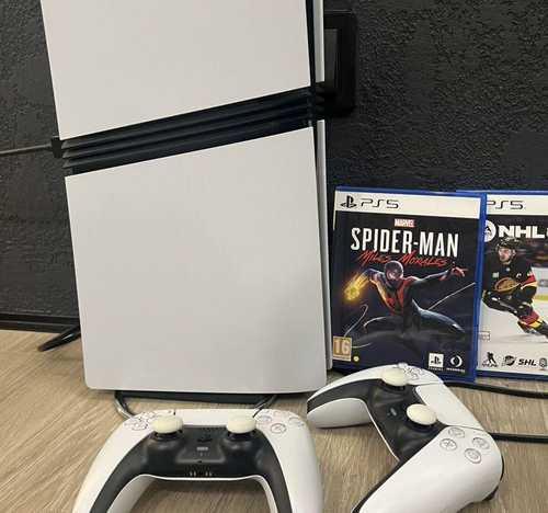Sony PlayStation 5 Pro, 2000 гб, 2 геймпада