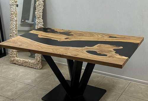 Обеденный стол из дерева и смолы