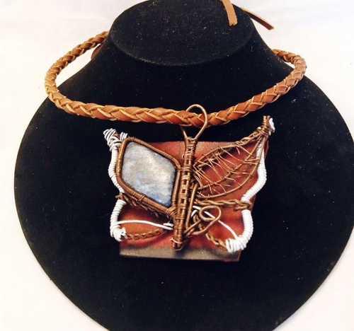 Кулон из кожи и wire wrap