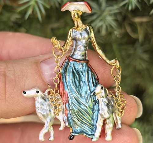 Брошь дама с собачками в винтажном стиле