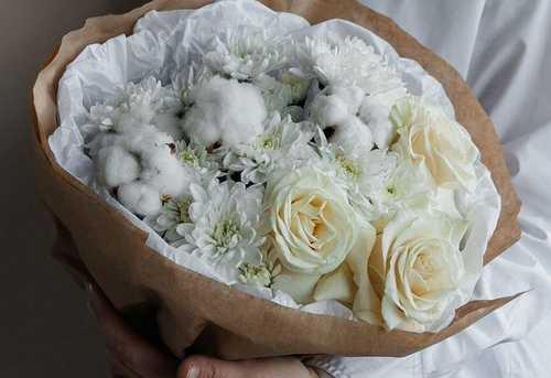 Белый букет с розами, хризантемой и хлопком