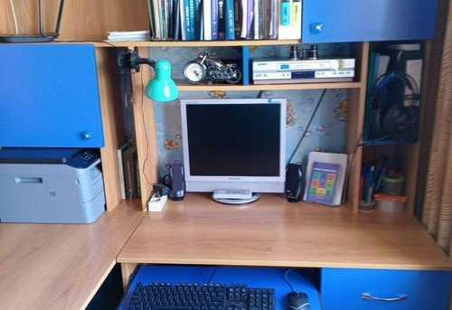 Компьютерный стол, кровать и 2 шкафчика
