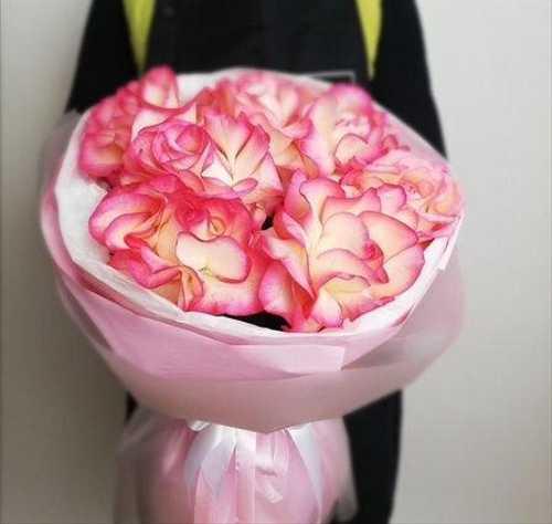 Свежие цветы: букет из бело-розовых французских ро