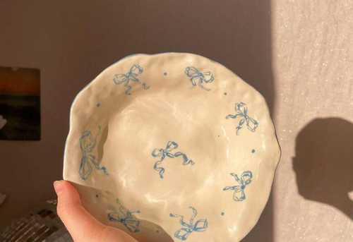 Тарелка керамическая ручной работы "Бантики"