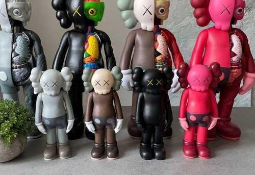 Фигурки Kaws