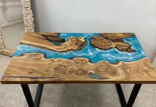 Обеденный кухонный стол из дерева и смолы