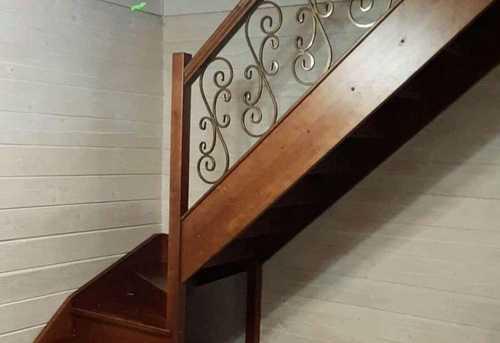 Деревянная лестница в дом с кованными балясинами