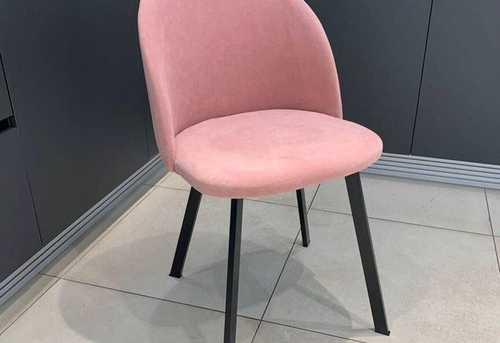 Розовые стулья на профильных ножках