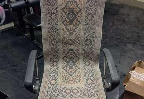 Офисное кресло с декоративным ковриком
