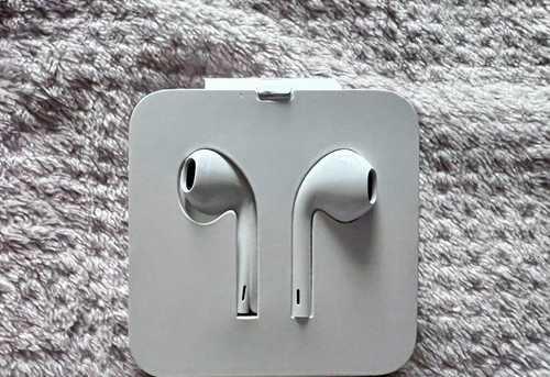 Наушники EarPods с разъёмом Lightning;