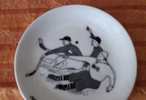 Памятная тарелка хоккей с мячом Arabia 1957г