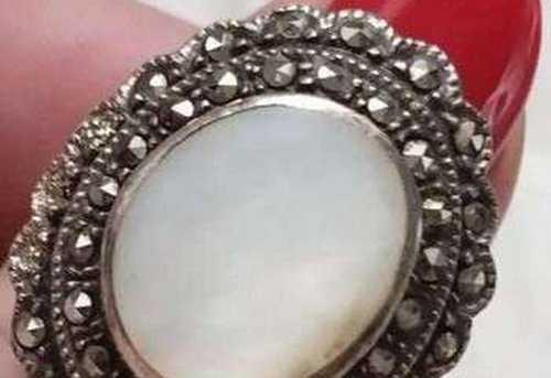 Серебряное кольцо с перламутром. Индия