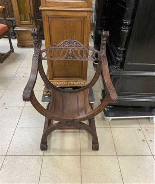 Старинное курульное кресло