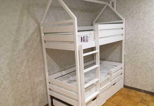Кровать двухьярусная домик