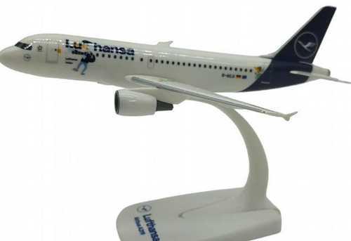 612739 Самолет Аирбас A319 Lufthansa 1:200