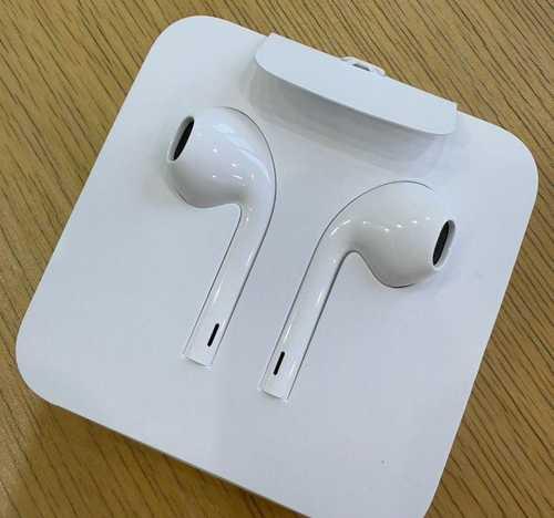 Наушники Apple EarPods с разъемом Lightning