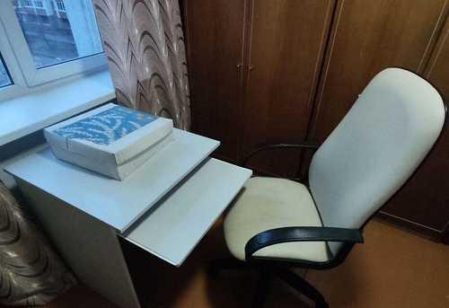 Компьютерный стол и компьютерное кресло