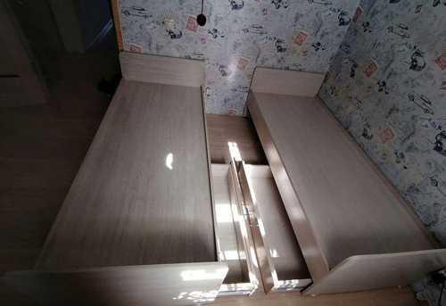 Комплект детской мебели, кровати и стол с шкафом