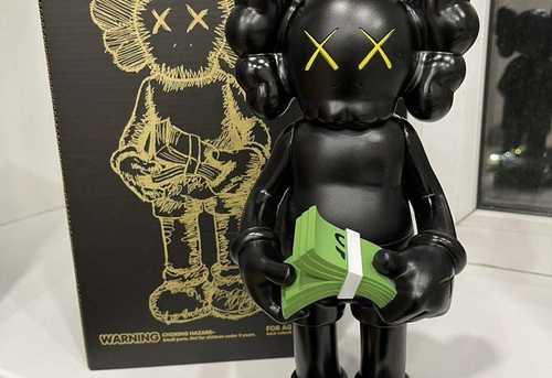 Фигурка с деньгами kaws cash