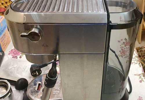 Кофеварка рожковая Delonghi ec685.m
