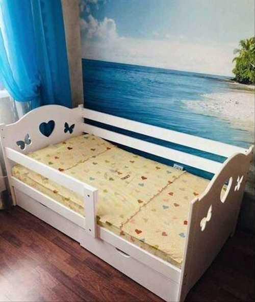 Кроватка для малыша из натурального дерева с борти