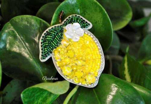 Брошь из бисера "Лимон с цветком из перламутра"