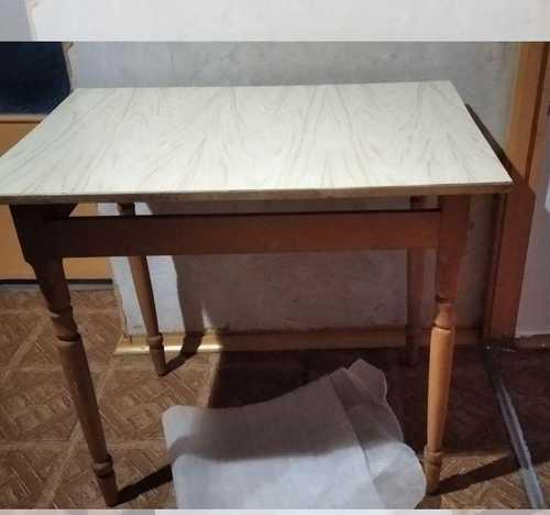 Кухонный стол,красив ножки  