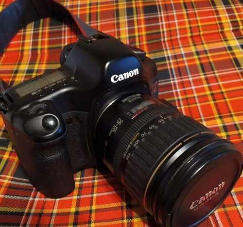 Зеркальный фотоаппарат Canon EOS 5D с объективом